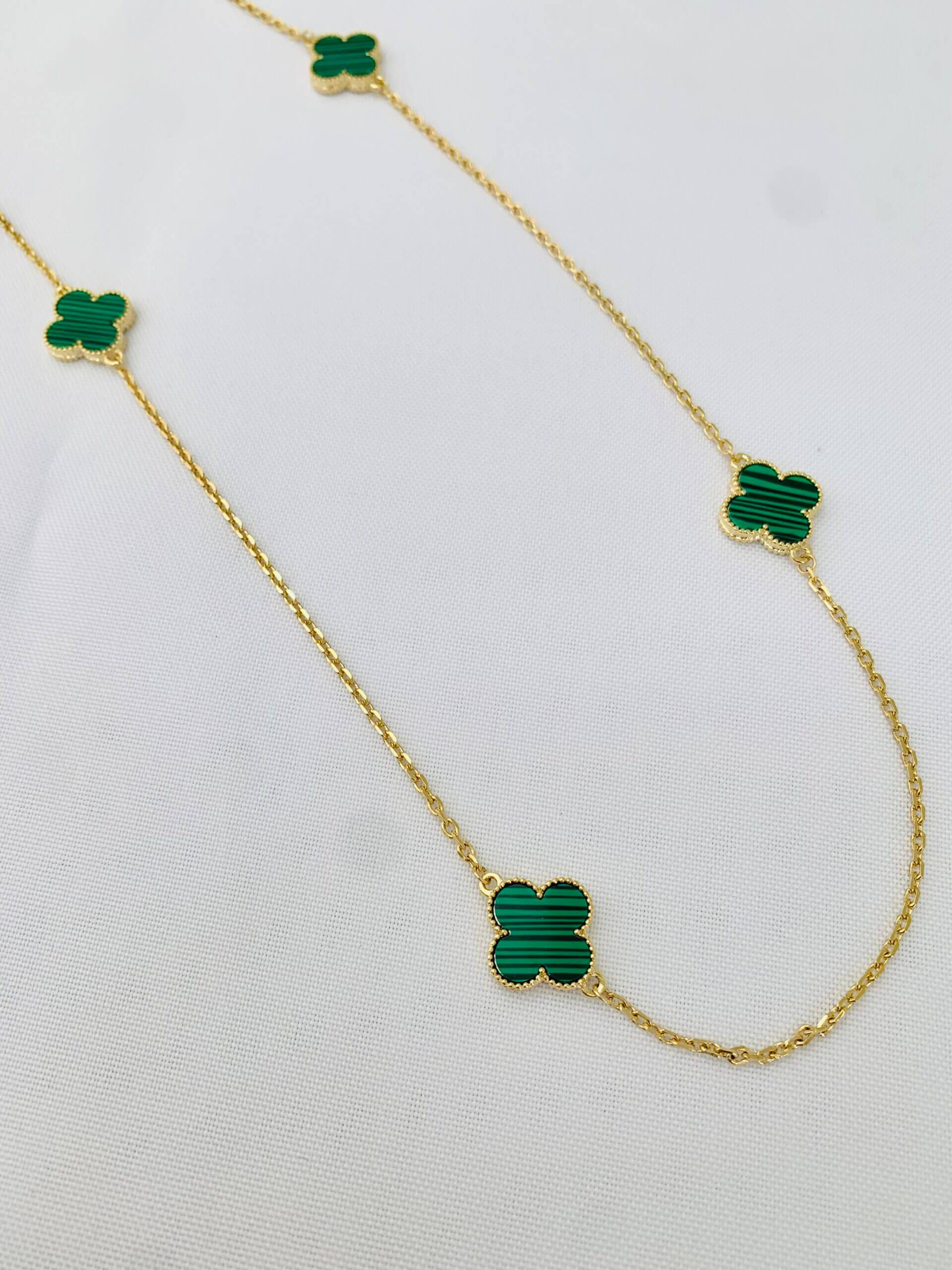 Colar Trevo Longo Malaquita – em banho ouro 18K – Fina Semijoias